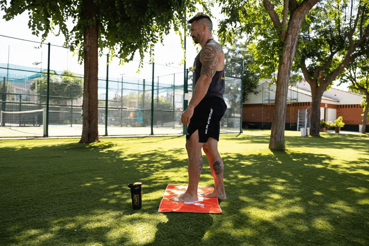 Come realizzare correttamente con i manubri lo stacco da terra a una gamba?